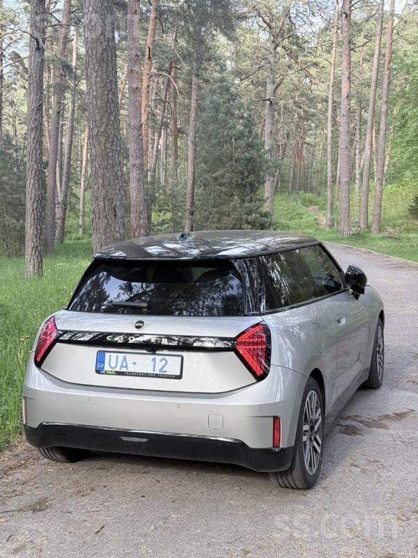 Pelēks MINI Cooper 2025 Rīga, ar dzinēja tilpumu 1.60 L un nobraukumu 5 tūkst. km par 30500 €, foto 4 vietnē AUTOMOTO.COM.LV