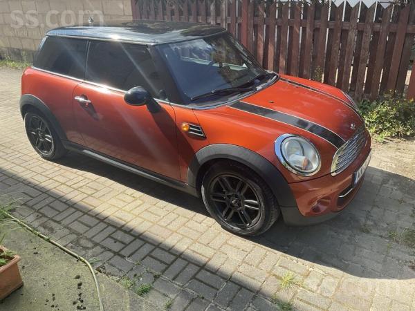 Orange MINI Cooper 2011 in Riga, with an engine capacity of 2.00 L and mileage of 142 thousand km for 4300 €, photo 3 on AUTOMOTO.COM.LV