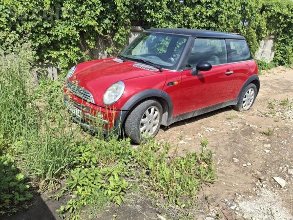 Red MINI Cooper 2002 in Riga, with an engine capacity of 1.60 L and mileage of 280 thousand km for 990 €, photo 2 on AUTOMOTO.COM.LV