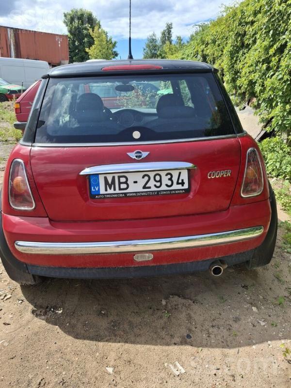Red MINI Cooper 2002 in Riga, with an engine capacity of 1.60 L and mileage of 280 thousand km for 990 €, photo 4 on AUTOMOTO.COM.LV