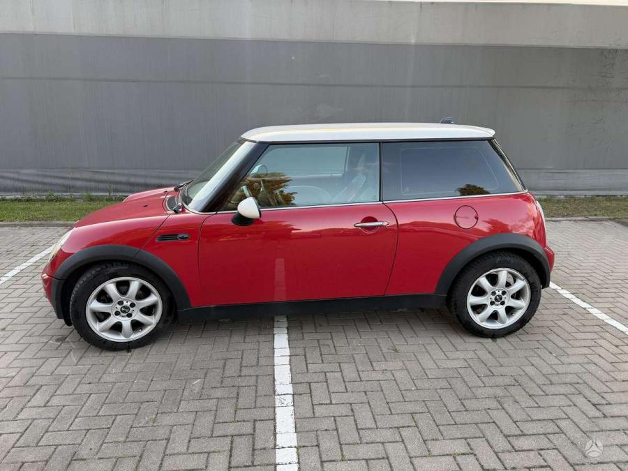 Red MINI Cooper 2003 in Vilnius, with an engine capacity of 1.60 L and mileage of 231 thousand km for 1900 €, photo 3 on AUTOMOTO.COM.LV