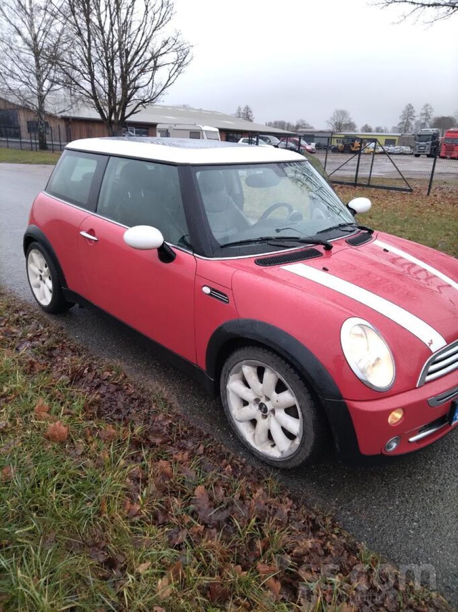 Red MINI Cooper 2004 in Cesis, with an engine capacity of 1.60 L and mileage of 218 thousand km for 1600 €, photo 3 on AUTOMOTO.COM.LV