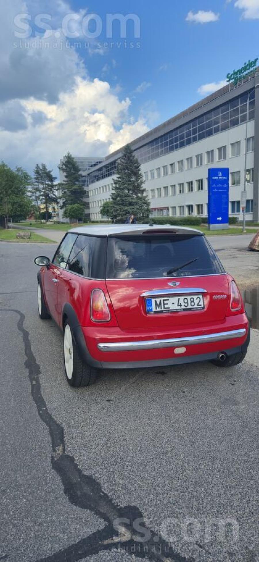Red MINI Cooper 2002 in Riga, with an engine capacity of 1.60 L and mileage of 263 thousand km for 950 €, photo 4 on AUTOMOTO.COM.LV