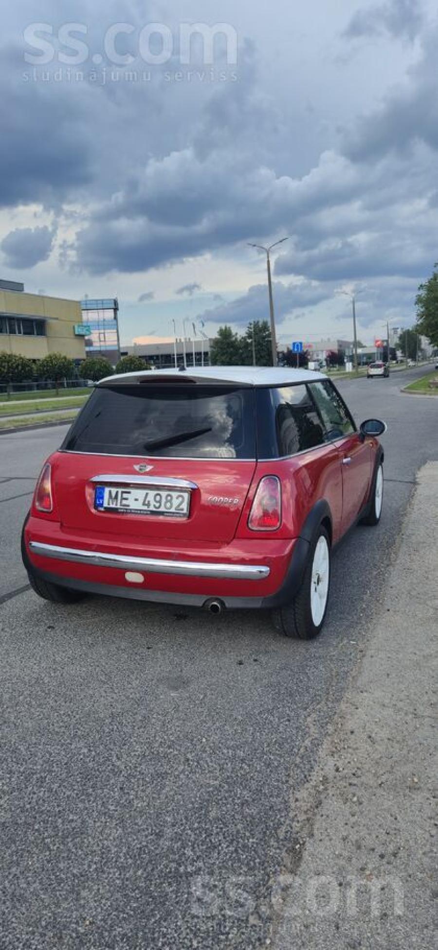 Red MINI Cooper 2002 in Riga, with an engine capacity of 1.60 L and mileage of 263 thousand km for 950 €, photo 5 on AUTOMOTO.COM.LV