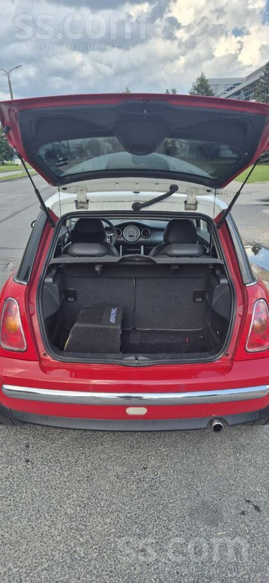Red MINI Cooper 2002 in Riga, with an engine capacity of 1.60 L and mileage of 263 thousand km for 950 €, photo 6 on AUTOMOTO.COM.LV
