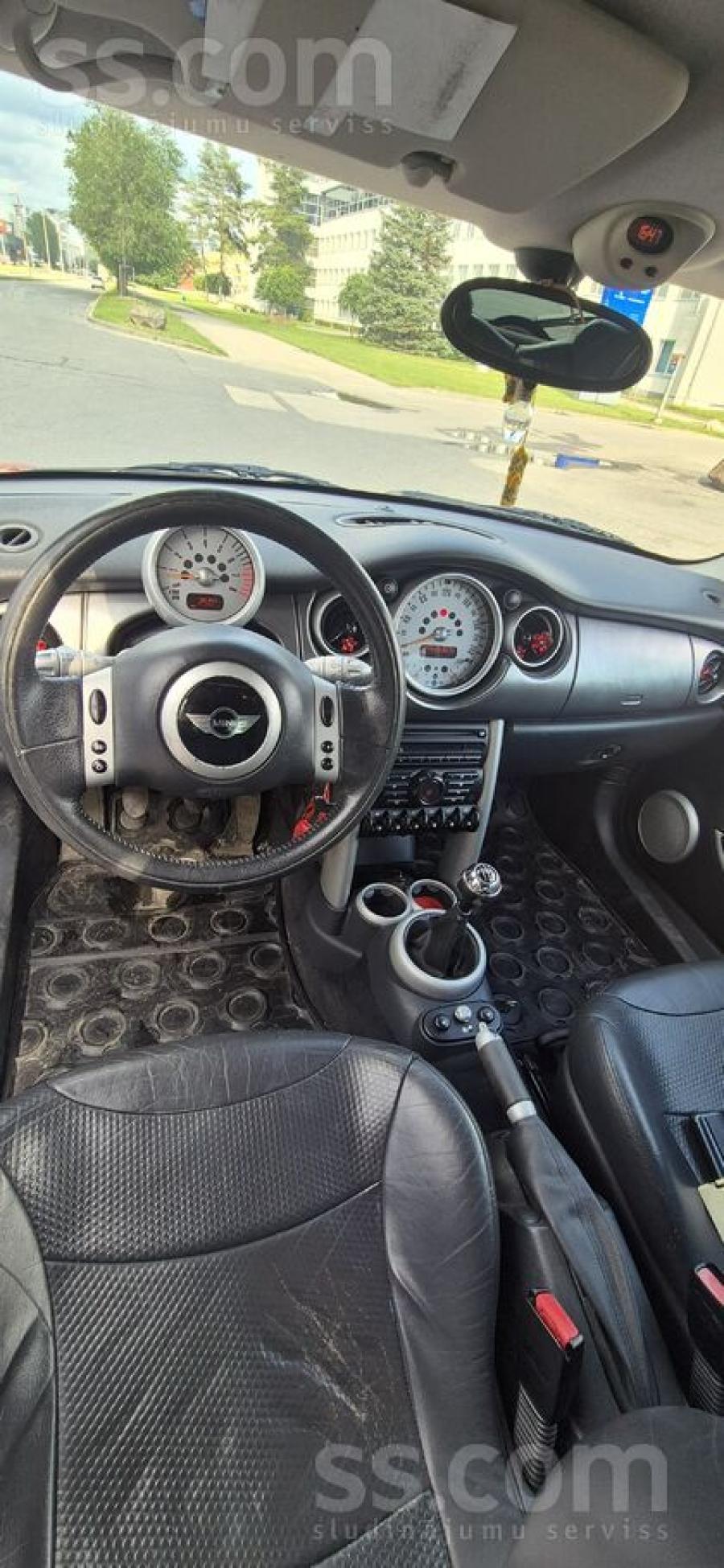 Red MINI Cooper 2002 in Riga, with an engine capacity of 1.60 L and mileage of 263 thousand km for 950 €, photo 7 on AUTOMOTO.COM.LV