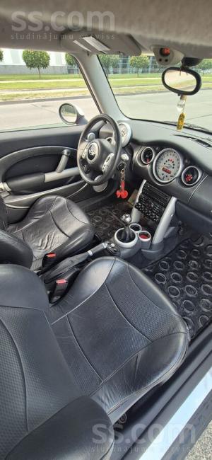 Red MINI Cooper 2002 in Riga, with an engine capacity of 1.60 L and mileage of 263 thousand km for 950 €, photo 8 on AUTOMOTO.COM.LV