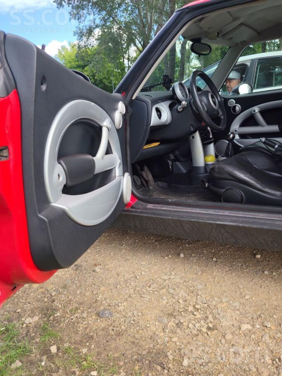 Red MINI Cooper 2002 in Riga, with an engine capacity of 1.60 L and mileage of 269 thousand km for 1700 €, photo 8 on AUTOMOTO.COM.LV
