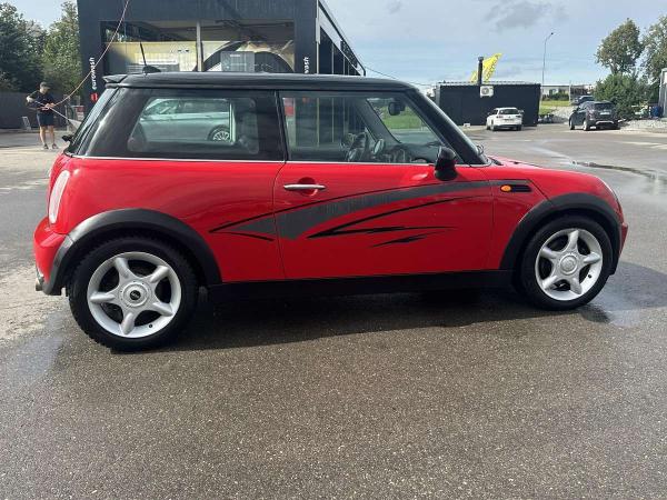 Red MINI Cooper 2004 in Kaunas, with an engine capacity of 1.60 L and mileage of 183 thousand km for 2200 €, photo 10 on AUTOMOTO.COM.LV