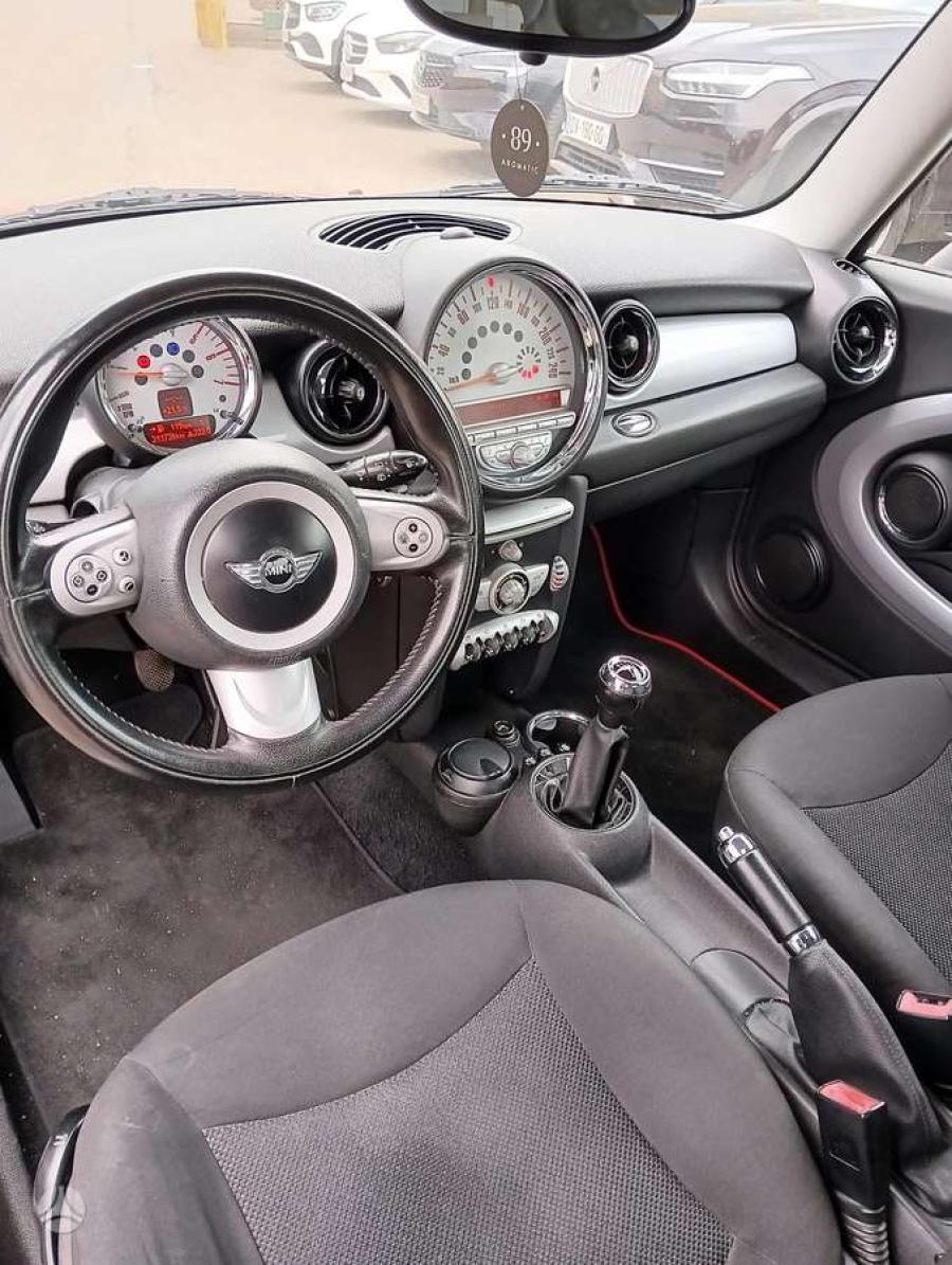 Red MINI Cooper 2007 in Taurage, with an engine capacity of 1.60 L and mileage of 210 thousand km for 2450 €, photo 15 on AUTOMOTO.COM.LV