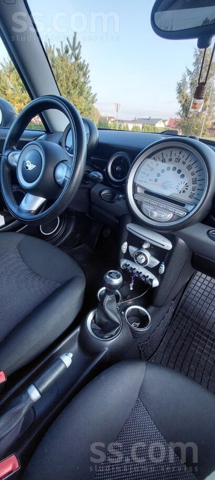 Red MINI Cooper 2008 in Riga, with an engine capacity of 1.60 L and mileage of 199 thousand km for 2500 €, photo 5 on AUTOMOTO.COM.LV