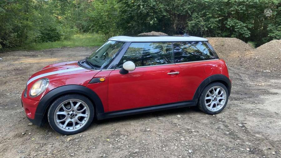 Red MINI Cooper 2009 in Vilnius, with an engine capacity of 1.60 L and mileage of 209 thousand km for 2950 €, photo 1 on AUTOMOTO.COM.LV
