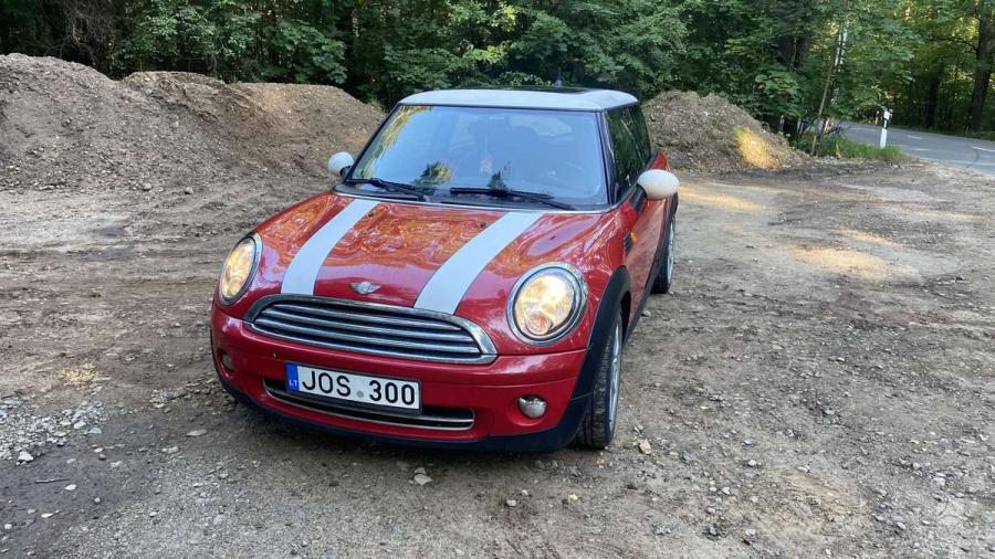 Red MINI Cooper 2009 in Vilnius, with an engine capacity of 1.60 L and mileage of 209 thousand km for 2950 €, photo 3 on AUTOMOTO.COM.LV