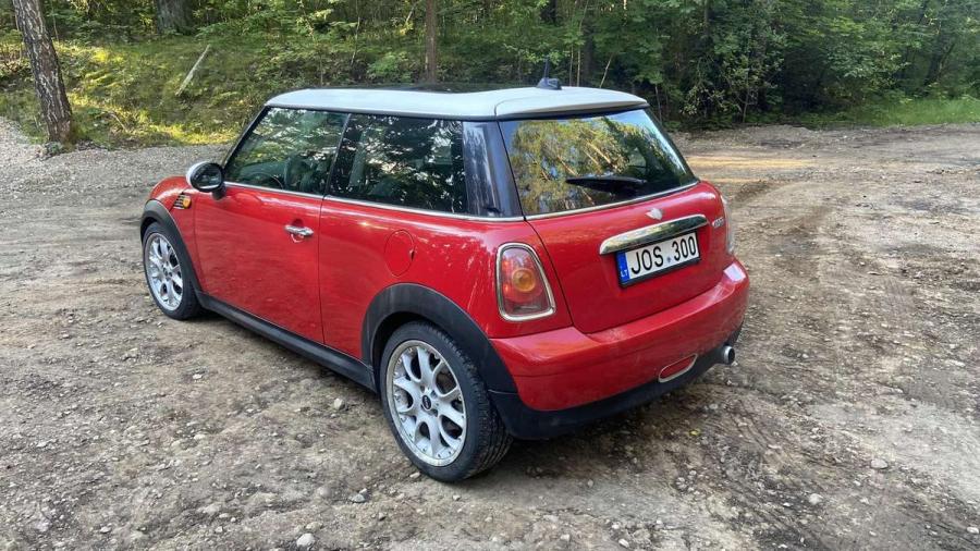 Red MINI Cooper 2009 in Vilnius, with an engine capacity of 1.60 L and mileage of 209 thousand km for 2950 €, photo 4 on AUTOMOTO.COM.LV