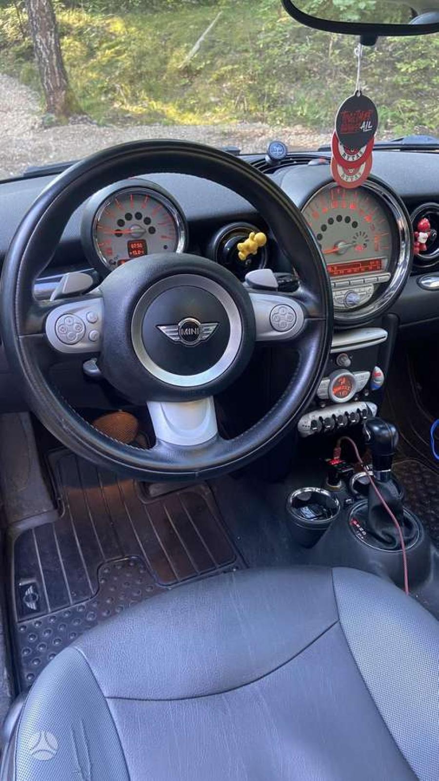 Red MINI Cooper 2009 in Vilnius, with an engine capacity of 1.60 L and mileage of 209 thousand km for 2950 €, photo 8 on AUTOMOTO.COM.LV