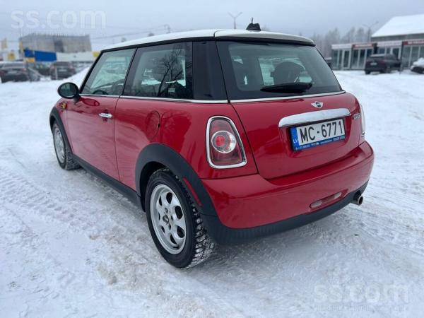 Red MINI Cooper 2013 in Riga, with an engine capacity of 1.60 L and mileage of 108 thousand km for 5600 €, photo 4 on AUTOMOTO.COM.LV