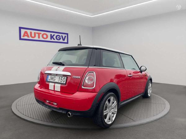 Red MINI Cooper 2013 in Vilnius, with an engine capacity of 1.60 L and mileage of 100 thousand km for 5999 €, photo 4 on AUTOMOTO.COM.LV