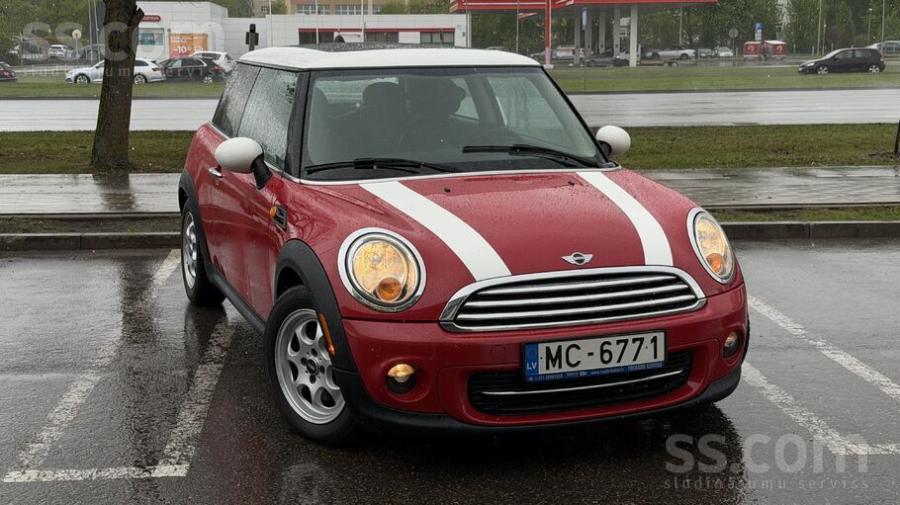 Red MINI Cooper 2013 in Riga, with an engine capacity of 1.60 L and mileage of 108 thousand km for 4800 €, photo 1 on AUTOMOTO.COM.LV