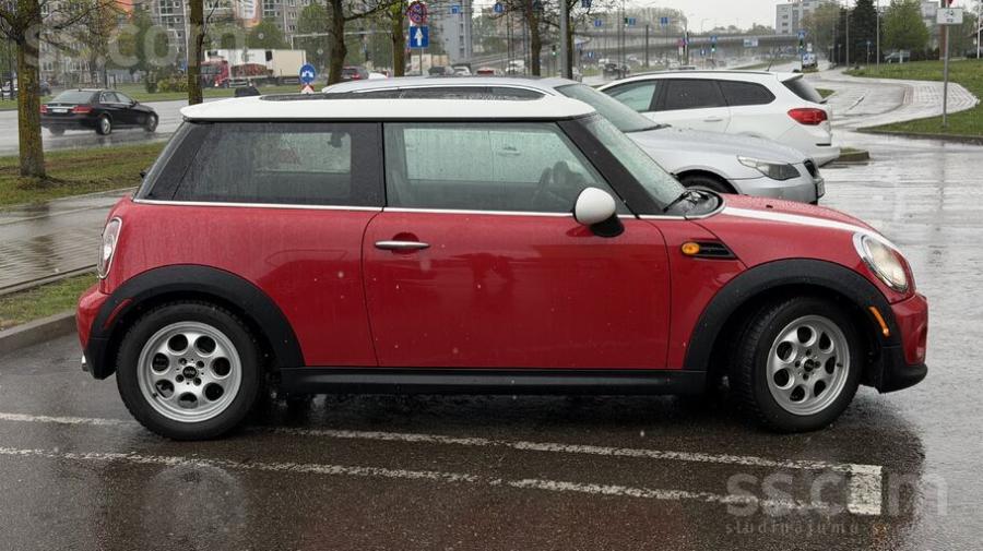 Red MINI Cooper 2013 in Riga, with an engine capacity of 1.60 L and mileage of 108 thousand km for 4800 €, photo 3 on AUTOMOTO.COM.LV