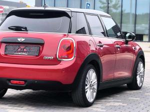 Red MINI Cooper 2016 in Siauliai, with an engine capacity of 1.50 L and mileage of 154 thousand km for 11150 €, photo 8 on AUTOMOTO.COM.LV