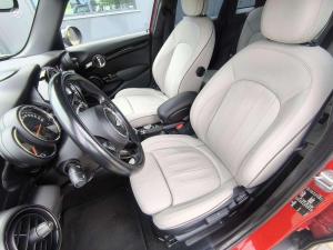 Red MINI Cooper 2016 in Siauliai, with an engine capacity of 1.50 L and mileage of 154 thousand km for 11150 €, photo 15 on AUTOMOTO.COM.LV