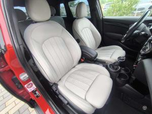 Red MINI Cooper 2016 in Siauliai, with an engine capacity of 1.50 L and mileage of 154 thousand km for 11150 €, photo 16 on AUTOMOTO.COM.LV