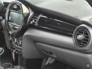 Red MINI Cooper 2016 in Siauliai, with an engine capacity of 1.50 L and mileage of 154 thousand km for 11150 €, photo 17 on AUTOMOTO.COM.LV