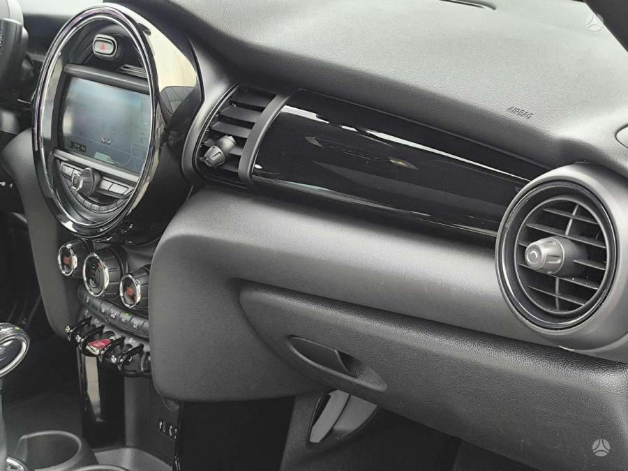 Red MINI Cooper 2016 in Siauliai, with an engine capacity of 1.50 L and mileage of 154 thousand km for 11150 €, photo 17 on AUTOMOTO.COM.LV