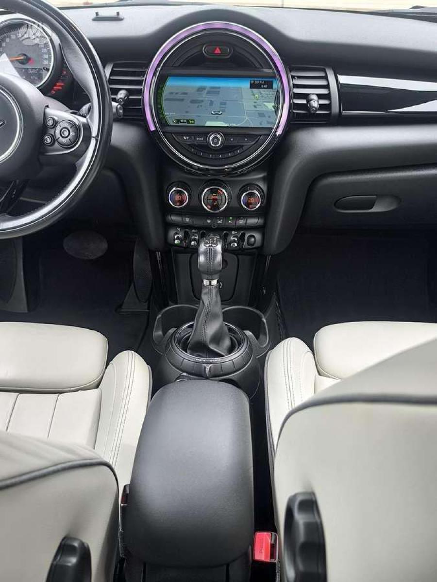 Red MINI Cooper 2016 in Siauliai, with an engine capacity of 1.50 L and mileage of 154 thousand km for 11150 €, photo 19 on AUTOMOTO.COM.LV
