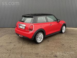 Red MINI Cooper 2021 in Riga, with an engine capacity of 1.50 L and mileage of 39 thousand km for 18500 €, photo 5 on AUTOMOTO.COM.LV