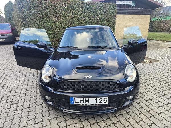 Black MINI cooper-s 2008 in Vilnius, with an engine capacity of 1.60 L and mileage of 232 thousand km for 4500 €, photo 1 on AUTOMOTO.COM.LV