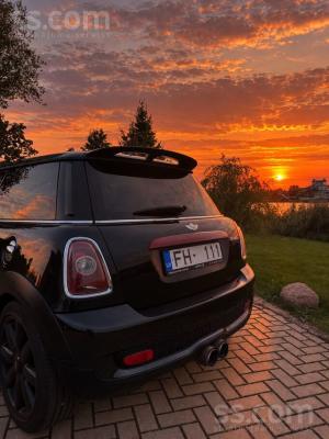 Black MINI cooper-s 2007 in Riga, with an engine capacity of 1.60 L and mileage of 176 thousand km for 5100 €, photo 4 on AUTOMOTO.COM.LV