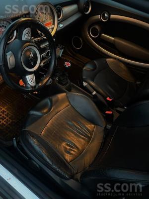 Black MINI cooper-s 2007 in Riga, with an engine capacity of 1.60 L and mileage of 176 thousand km for 5100 €, photo 5 on AUTOMOTO.COM.LV