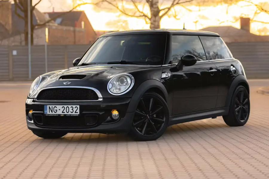 Black MINI cooper-s 2010 in Jelgava, with an engine capacity of 1.60 L and mileage of 198 thousand km for 7900 €, photo 1 on AUTOMOTO.COM.LV