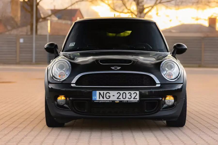 Black MINI cooper-s 2010 in Jelgava, with an engine capacity of 1.60 L and mileage of 198 thousand km for 7900 €, photo 4 on AUTOMOTO.COM.LV