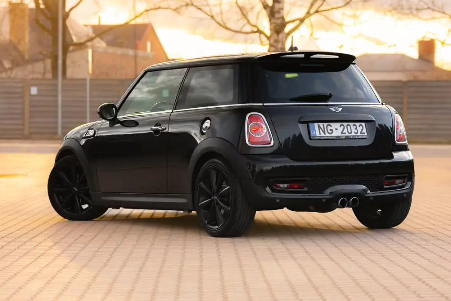 Black MINI cooper-s 2010 in Jelgava, with an engine capacity of 1.60 L and mileage of 198 thousand km for 7900 €, photo 5 on AUTOMOTO.COM.LV