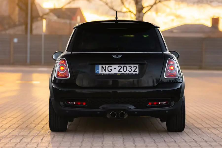 Black MINI cooper-s 2010 in Jelgava, with an engine capacity of 1.60 L and mileage of 198 thousand km for 7900 €, photo 7 on AUTOMOTO.COM.LV