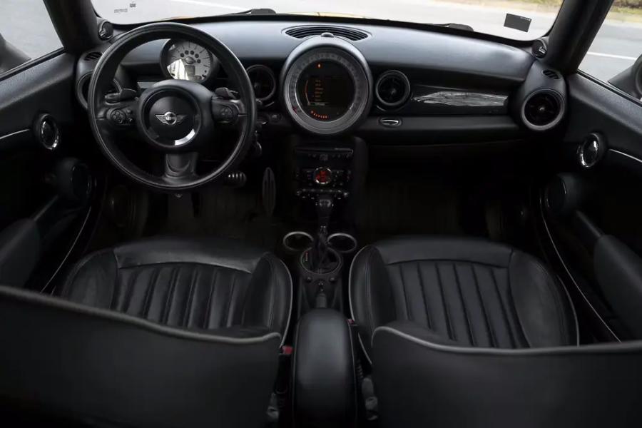 Black MINI cooper-s 2010 in Jelgava, with an engine capacity of 1.60 L and mileage of 198 thousand km for 7900 €, photo 8 on AUTOMOTO.COM.LV