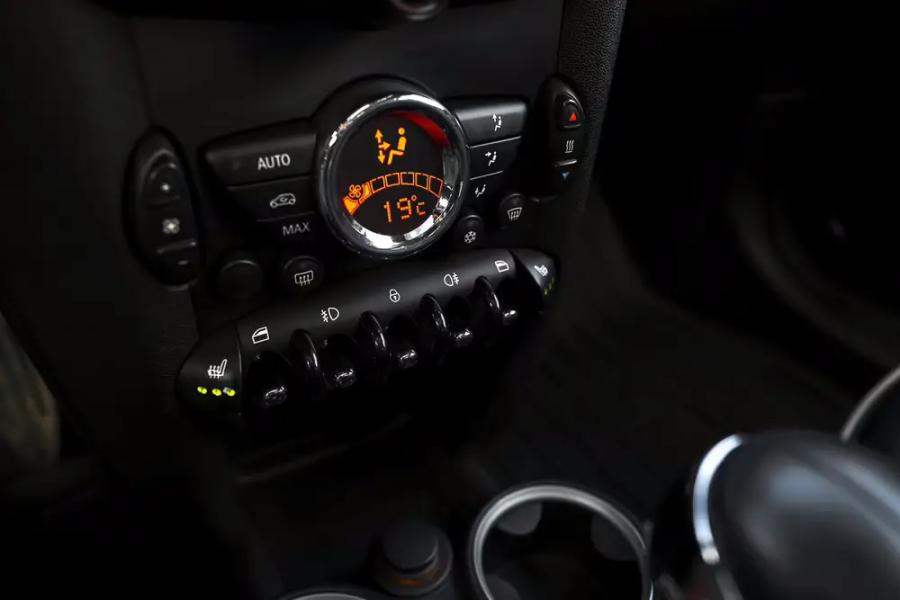 Black MINI cooper-s 2010 in Jelgava, with an engine capacity of 1.60 L and mileage of 198 thousand km for 7900 €, photo 11 on AUTOMOTO.COM.LV