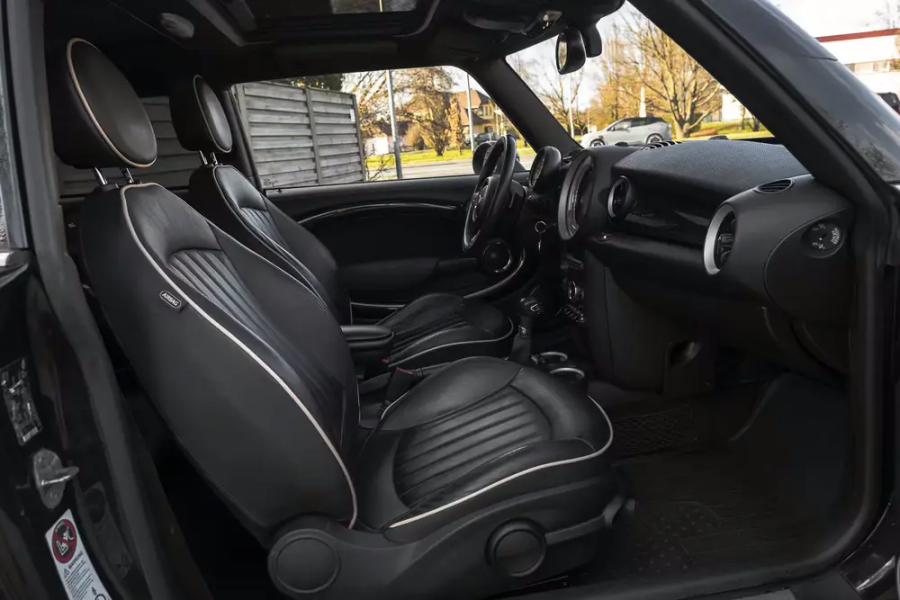 Black MINI cooper-s 2010 in Jelgava, with an engine capacity of 1.60 L and mileage of 198 thousand km for 7900 €, photo 13 on AUTOMOTO.COM.LV