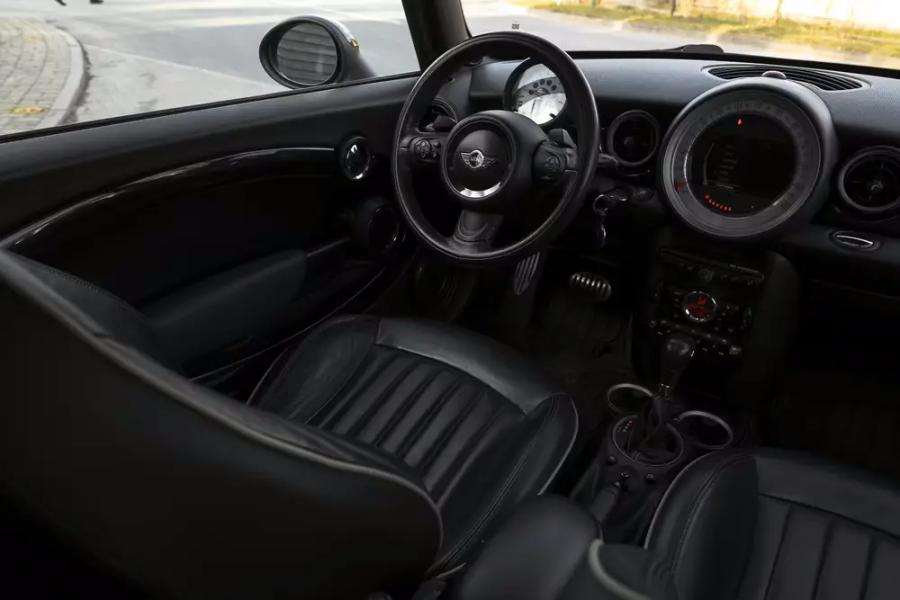 Black MINI cooper-s 2010 in Jelgava, with an engine capacity of 1.60 L and mileage of 198 thousand km for 7900 €, photo 14 on AUTOMOTO.COM.LV