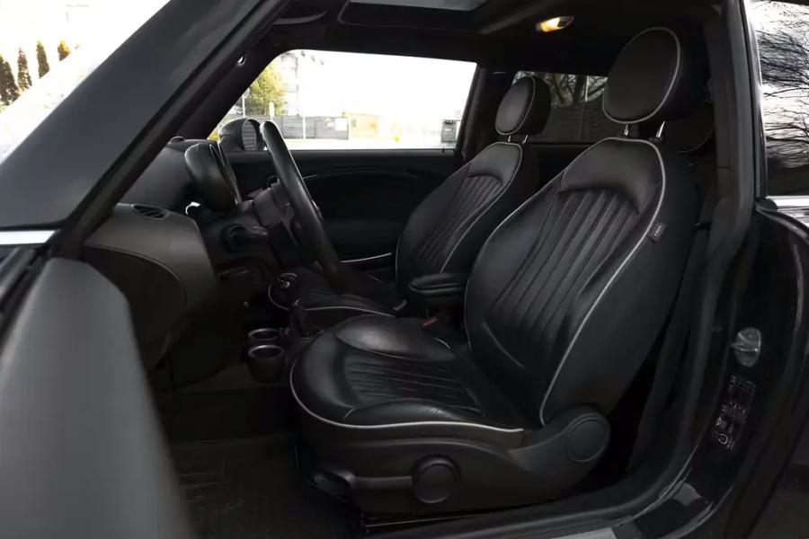 Black MINI cooper-s 2010 in Jelgava, with an engine capacity of 1.60 L and mileage of 198 thousand km for 7900 €, photo 18 on AUTOMOTO.COM.LV