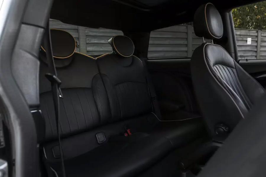 Black MINI cooper-s 2010 in Jelgava, with an engine capacity of 1.60 L and mileage of 198 thousand km for 7900 €, photo 20 on AUTOMOTO.COM.LV