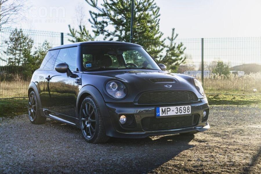 Black MINI cooper-s 2011 in Riga, with an engine capacity of 1.60 L and mileage of 236 thousand km for 7990 €, photo 4 on AUTOMOTO.COM.LV