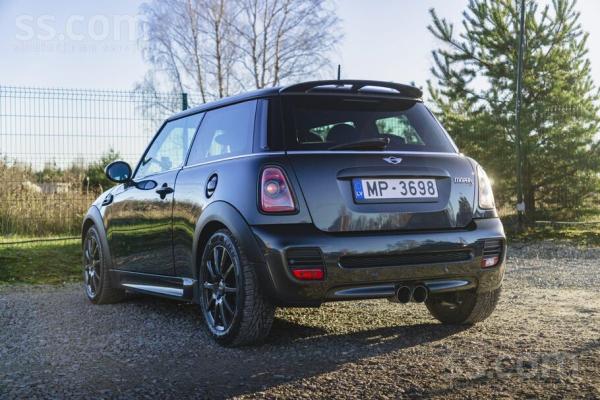 Black MINI cooper-s 2011 in Riga, with an engine capacity of 1.60 L and mileage of 236 thousand km for 7990 €, photo 5 on AUTOMOTO.COM.LV