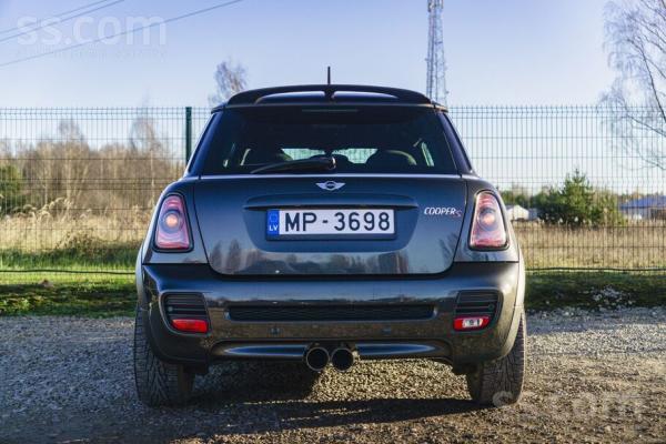 Black MINI cooper-s 2011 in Riga, with an engine capacity of 1.60 L and mileage of 236 thousand km for 7990 €, photo 6 on AUTOMOTO.COM.LV