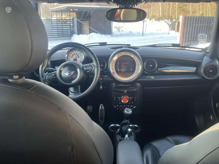 Black MINI cooper-s 2012 in Silute, with an engine capacity of 1.60 L and mileage of 160 thousand km for 5000 €, photo 6 on AUTOMOTO.COM.LV