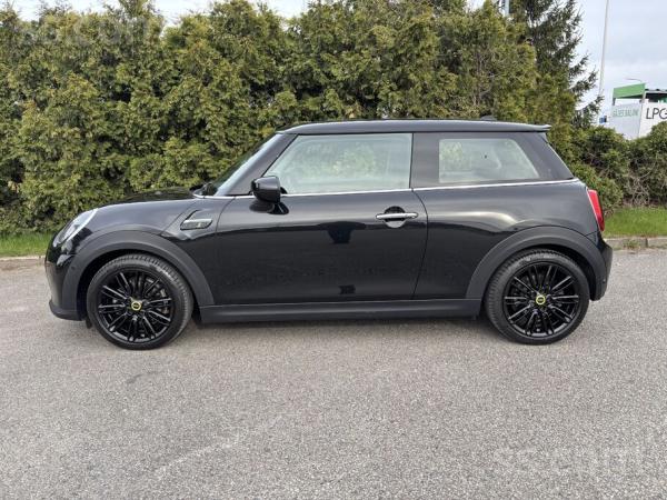 Black MINI cooper-s 2023 in Riga, with an engine capacity of 0.00 L and mileage of 33 thousand km for 21000 €, photo 4 on AUTOMOTO.COM.LV