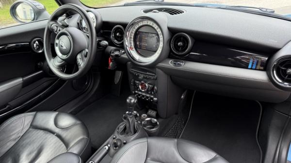 Blue MINI cooper-s 2013 in Riga, with an engine capacity of 1.60 L and mileage of 250 thousand km for 5950 €, photo 4 on AUTOMOTO.COM.LV