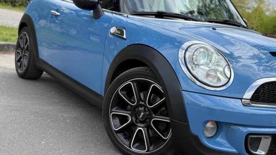 Blue MINI cooper-s 2013 in Riga, with an engine capacity of 1.60 L and mileage of 250 thousand km for 5950 €, photo 17 on AUTOMOTO.COM.LV